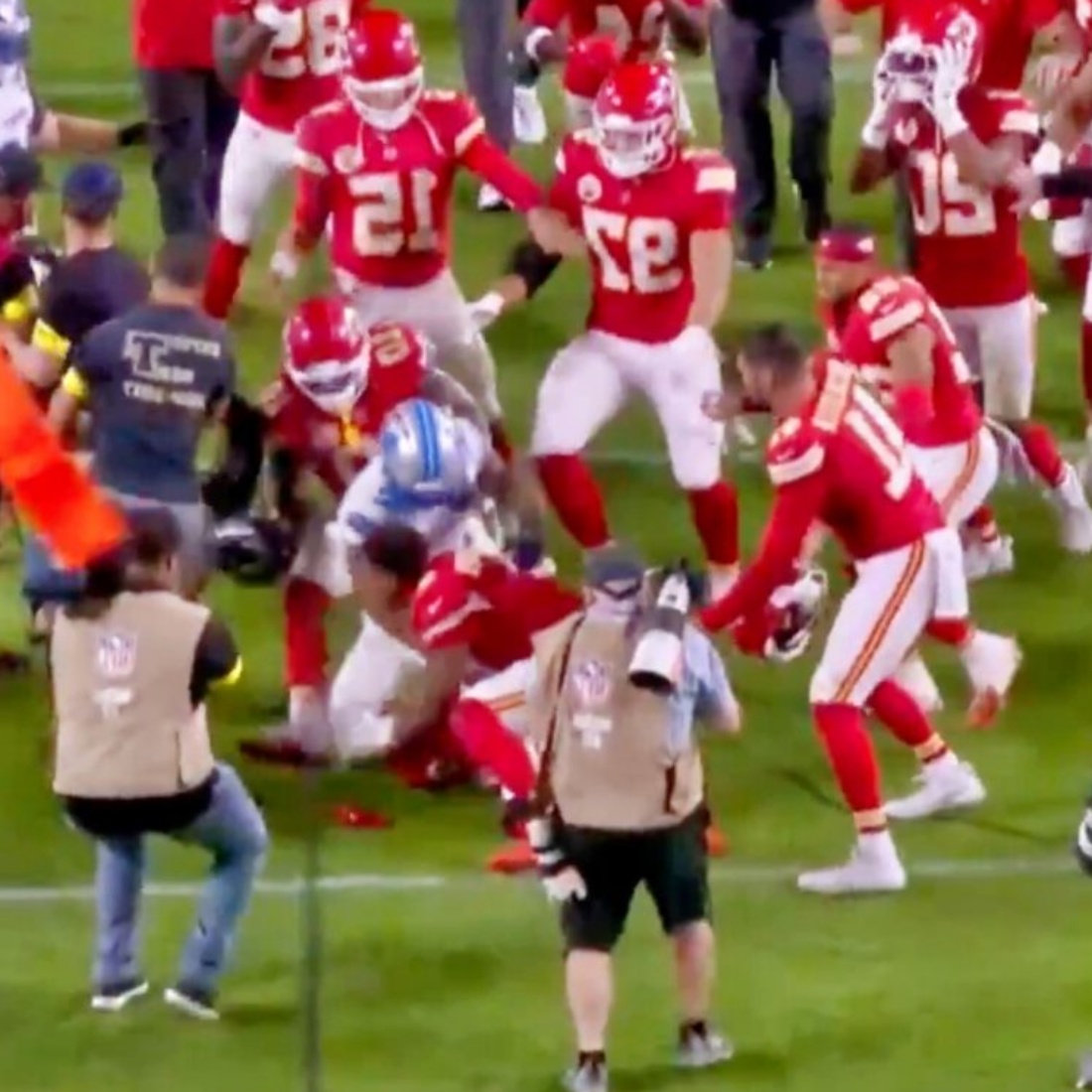 SNF Postgame Brawl – Patrick Mahomes Ends Up At The Bottom Of Pile As ...