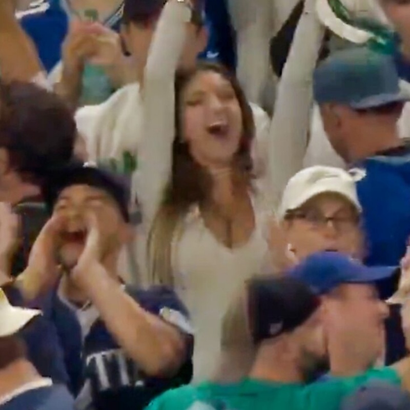 Cameraman Understood The Assignment – Female Mariners Fan Goes Viral ...