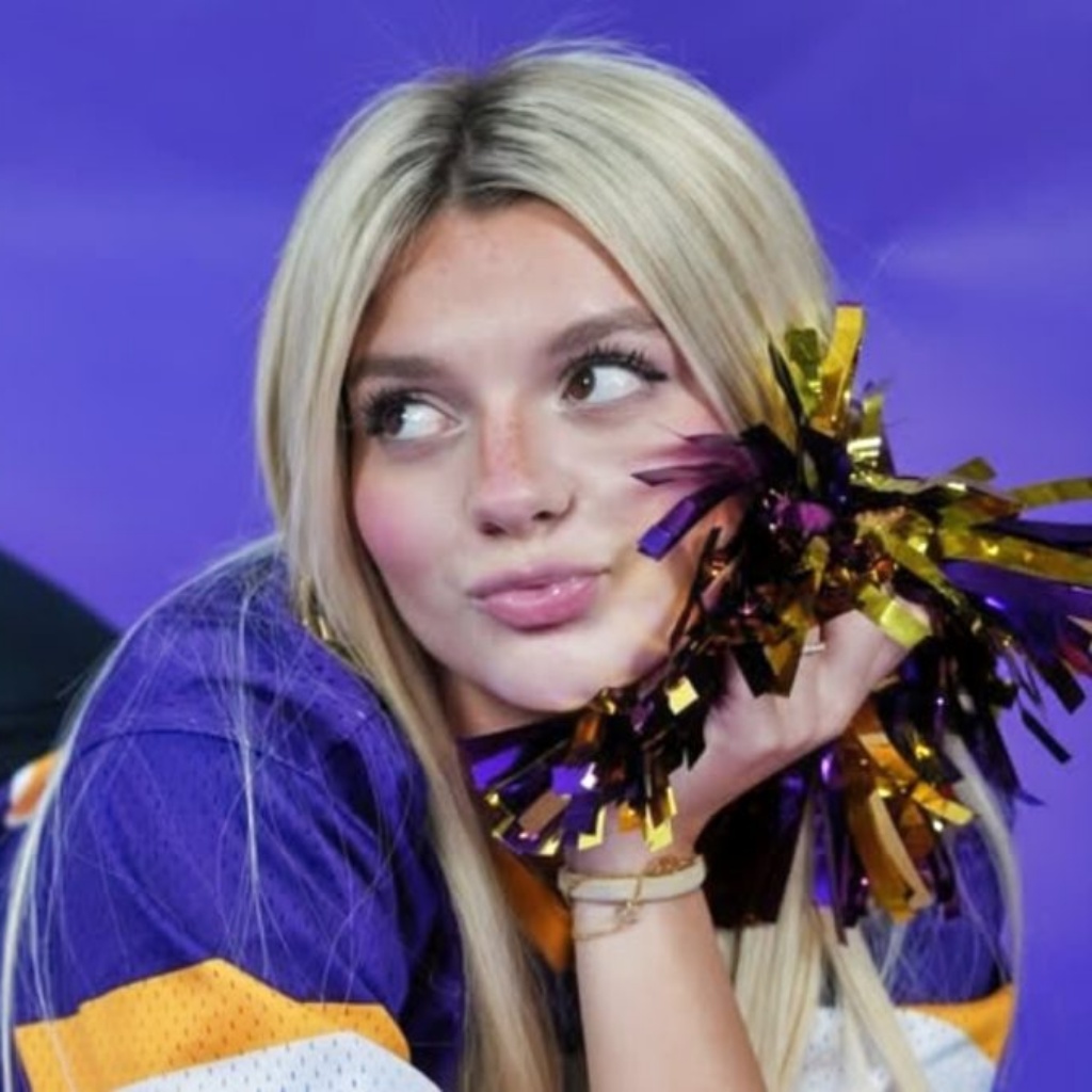 Viral LSU Female Flasher Straddled Railing With Her Legs Wide Open ...