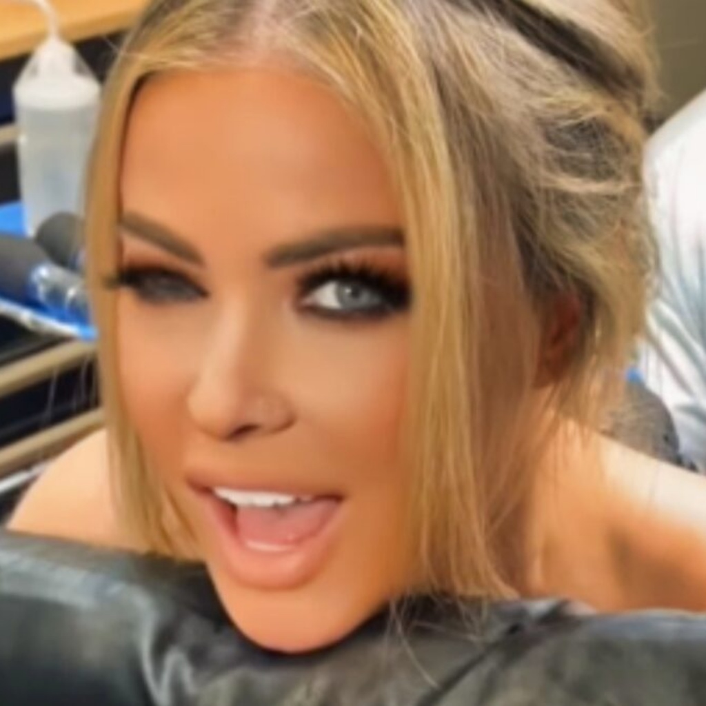 53-Year-Old Carmen Electra Debuts Jaw-Dropping New Tattoo [VIDEO] - News